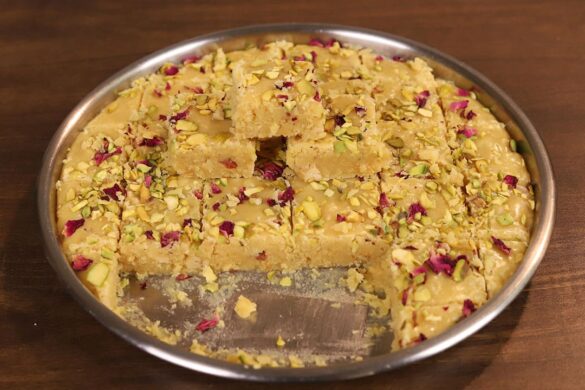 Traditional Khava Ravyache Ladoo | Madhura's Recipe